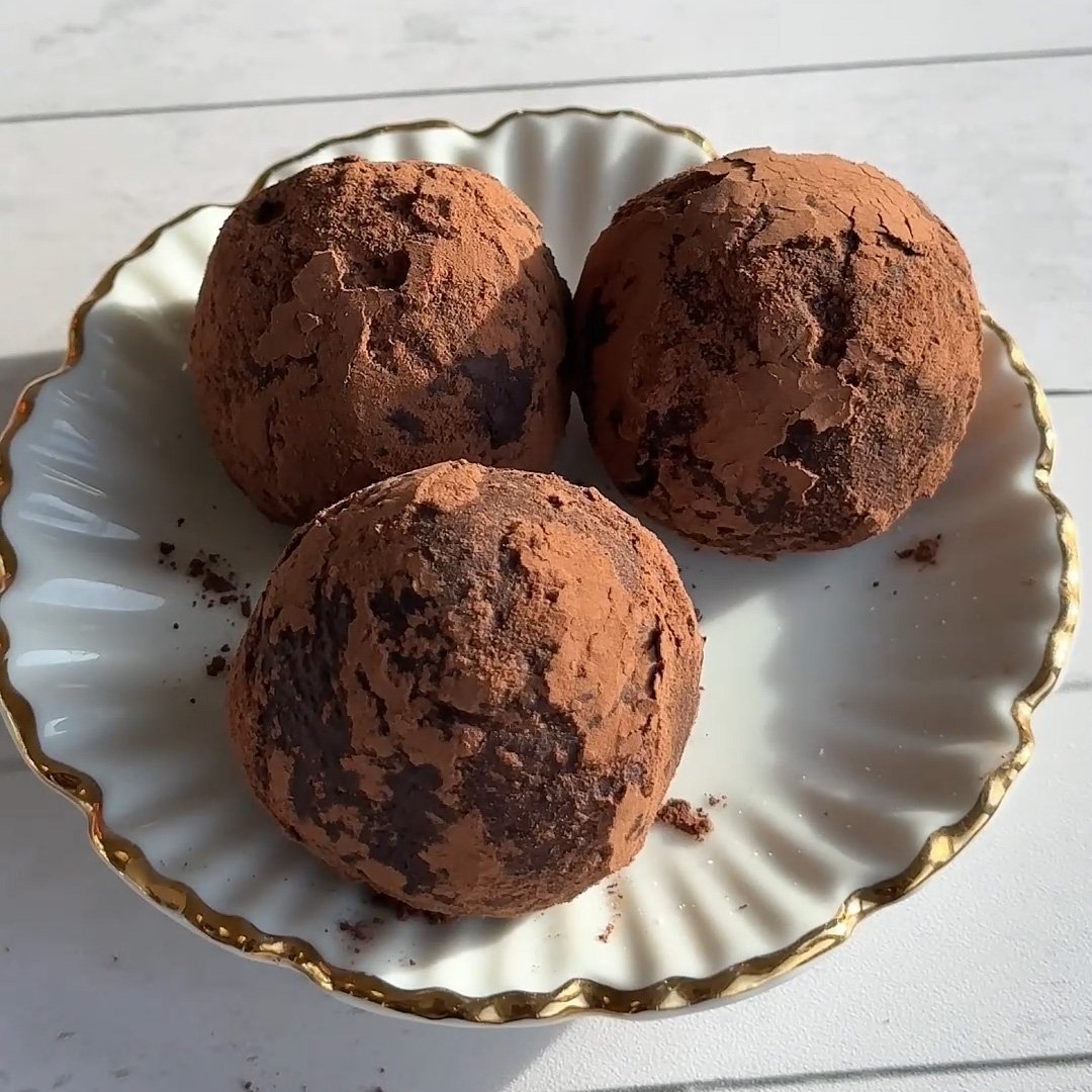 3 ingredient yogurt truffles - Glenisk